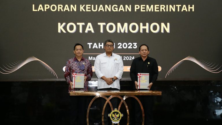 Ketua DPRD Tomohon Terima LHP LKPD 2023, Pemkot Tomohon Raih Opini WTP ke-11 | newposkomanado.id