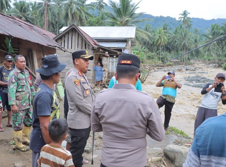 Kapolres Irwanto Turun Langsung dan Kerahkan Personil Bersikan Banjir ...